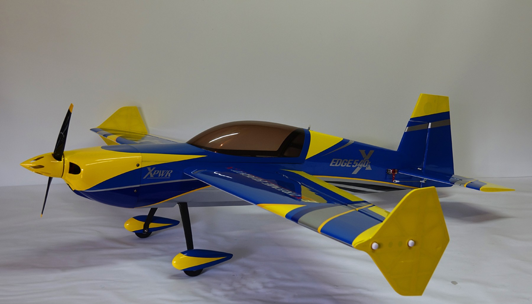 EDGE 540T V2 60" Jaune/bleu (1.52m) ARF - Intermodel SAS